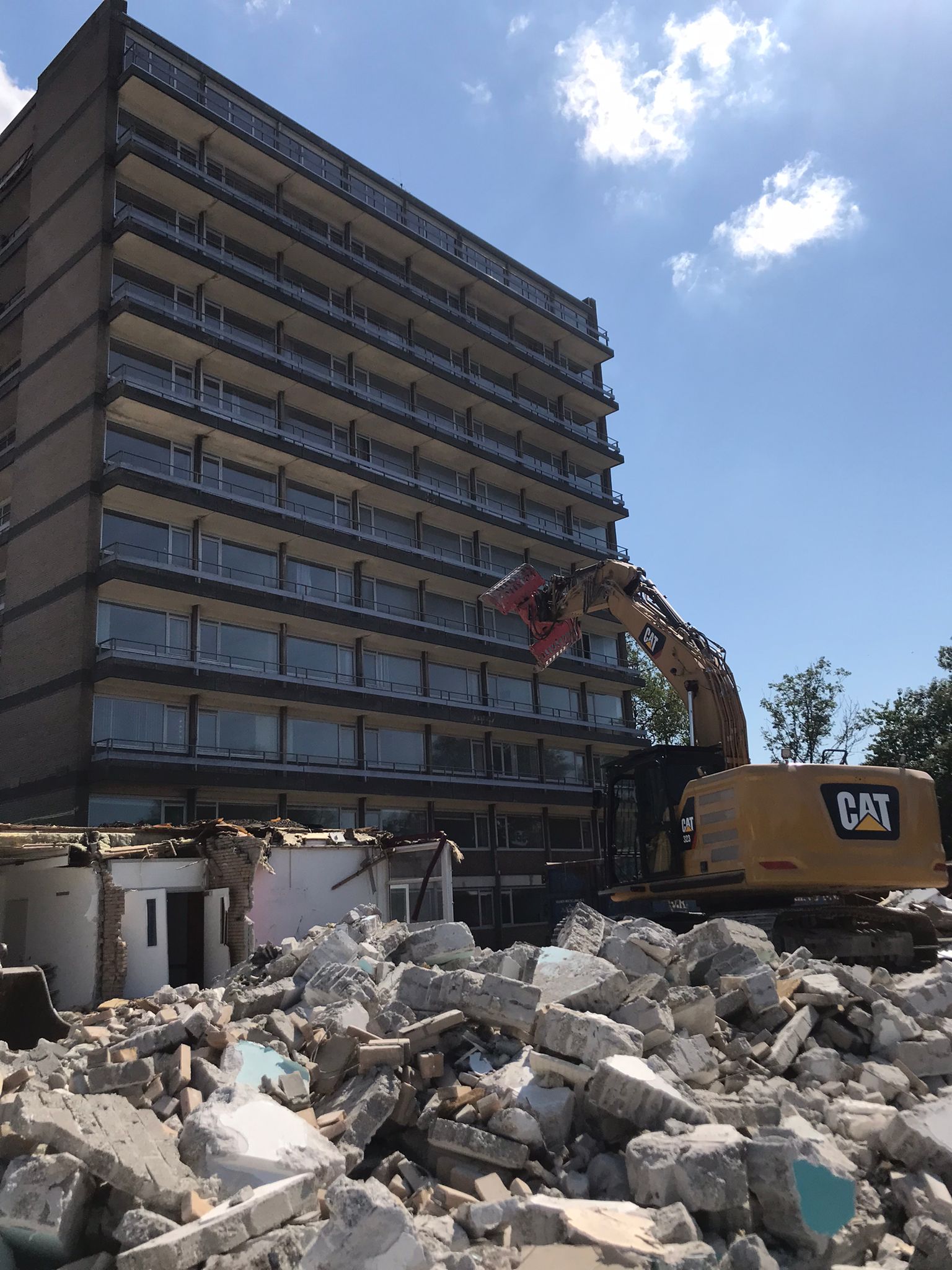 Demolition of the low-rise of a care flat - Van Groningen B.V.